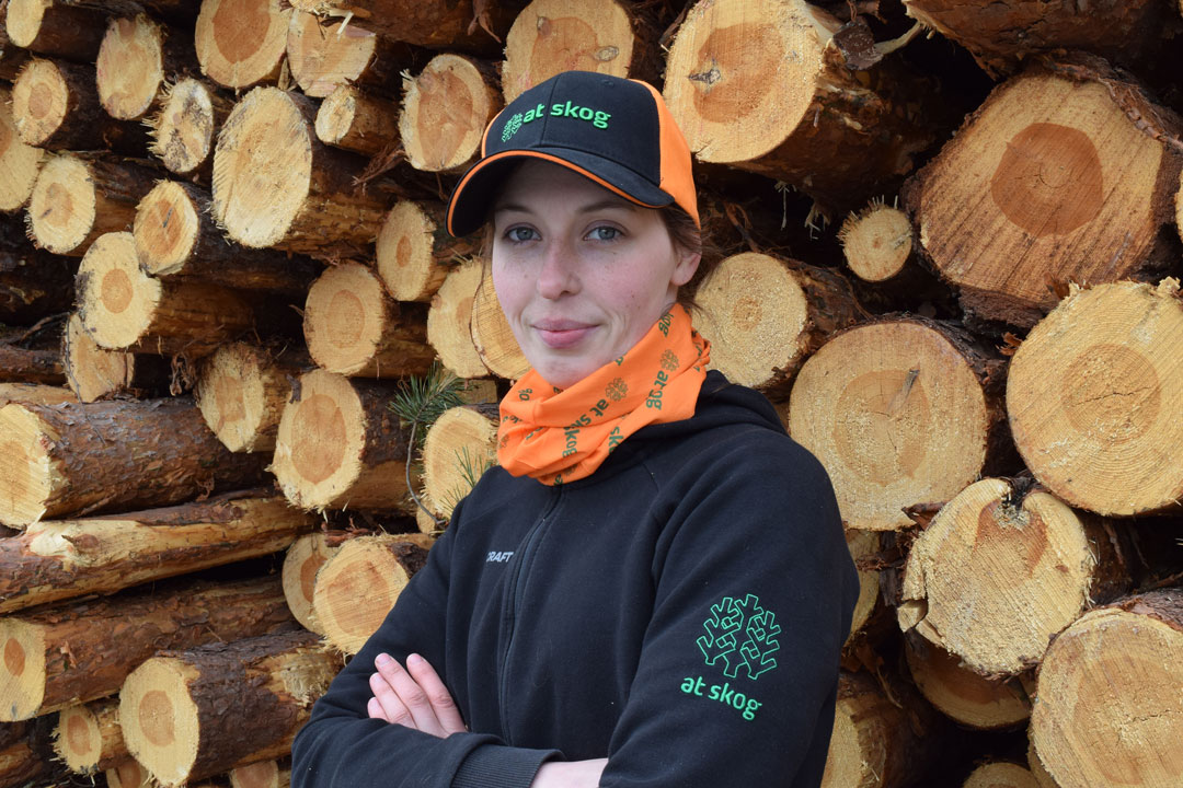 Terese stortrives med skog og tømmer. – Jeg lider nok av et skogsyndrom ...